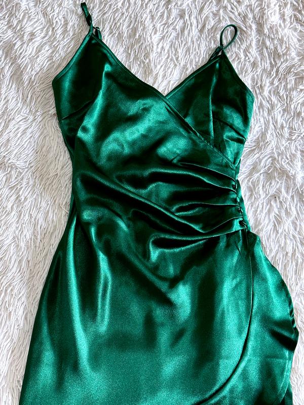 Зеленое атласное платье Quiz с воланом — ціна 350 грн у каталозі