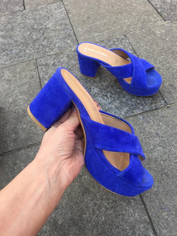 Крутезные замшевые шлепанцы шикарное яркое шлёпки на широком устоятельном каблуке изнаночной