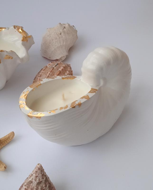 Свеча из соевого воска в гипсовом кашпо мушля улитка — цена 250 грн