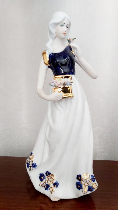 Статуэтка фарфоровая девушка с цветами — цена 1785 грн в каталоге Статуэтки Купить товары для