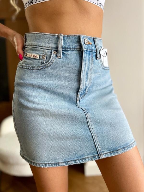 Calvin Klein Jeans Mit Pflanzenfarbe gefarbtes T Shirt in Babyblau 1650