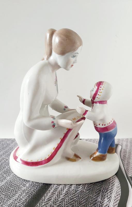 Статуетка перші кроки материнство вінтажна порцелянова фарфор вінтаж — ціна 2555 грн у каталозі