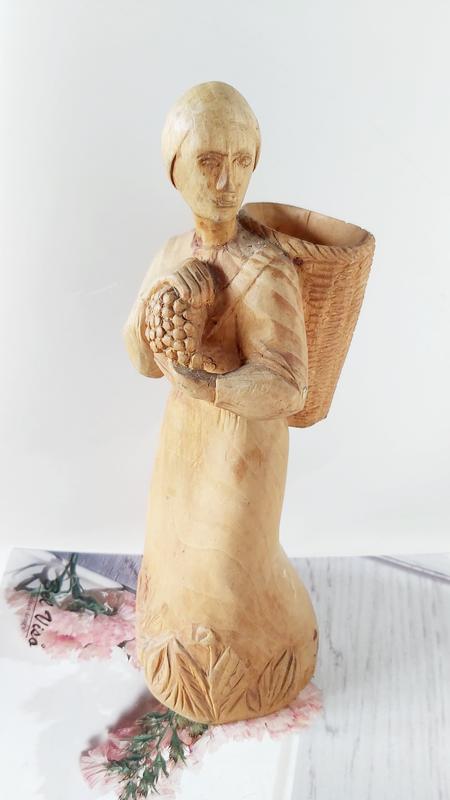 Статуетка вінтажна дівчина з виноградом дерево вінтаж коллекційна — ціна 655 грн у каталозі