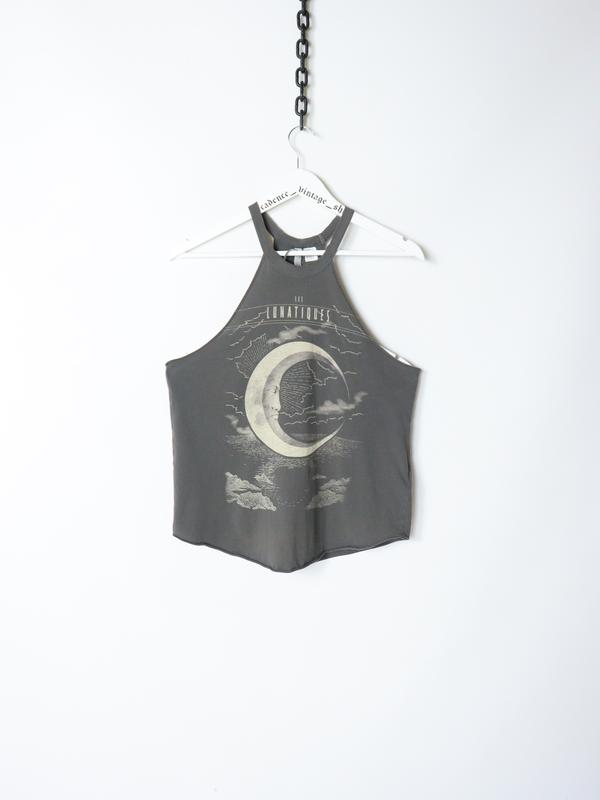 Жіноча майка від divided by h&m з великим принтом на грудях. зроблена ...