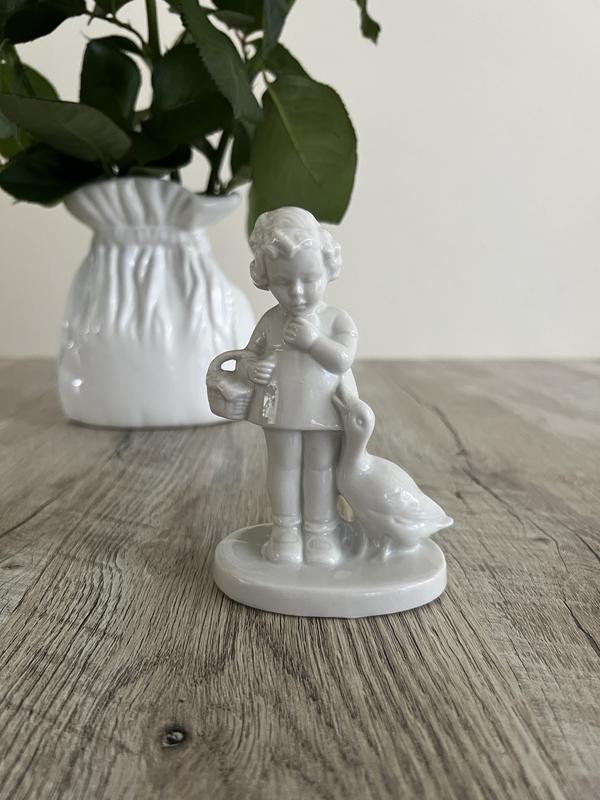 Статуэтка фарфор девочка с гусем — ціна 220 грн у каталозі Статуетки Купити товари для дому та