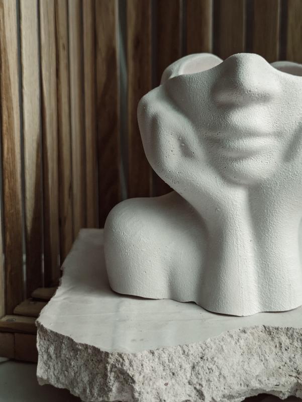 Гіпсове кашпо дівчина — ціна 240 грн у каталозі Кашпо Купити товари для дому та побуту за