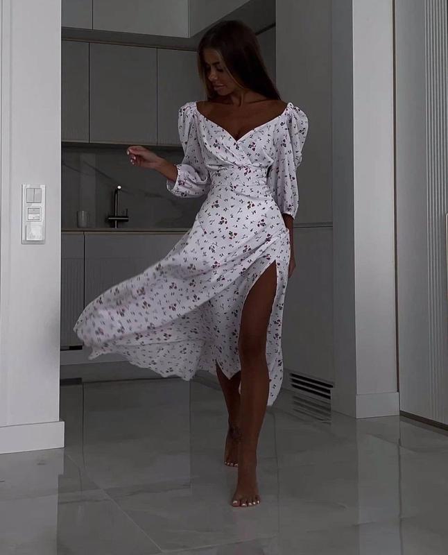 Гарна сукня міді з розрізом на нозі біла з коротким принтом з гарним декольте з обʼємним рукавом