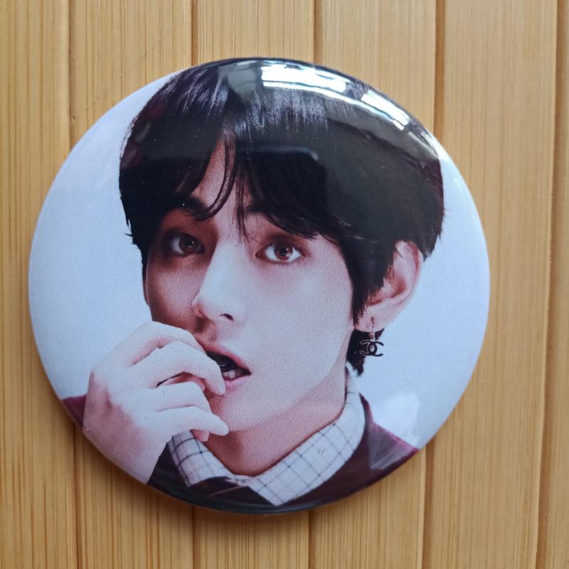 Значок на шпильці 5 6 см V Kim Tae Hynug кім тахен Bts — ціна 30 грн у каталозі Сувеніри Купити