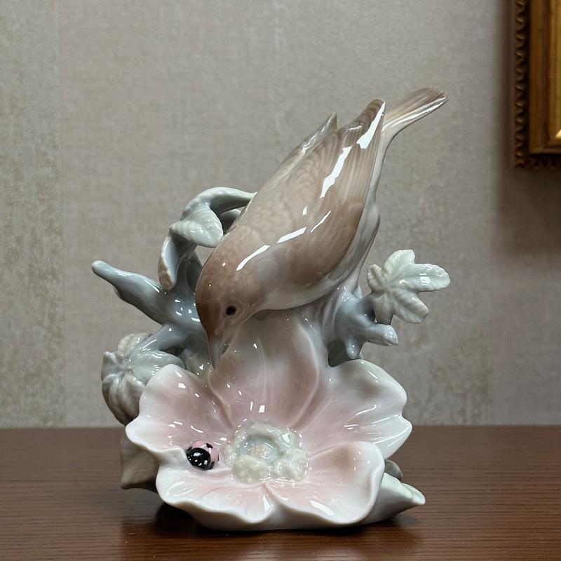 Фарфоровая статуэтка Lladro «божья коровка и соловей — цена 4800 грн в каталоге Статуэтки
