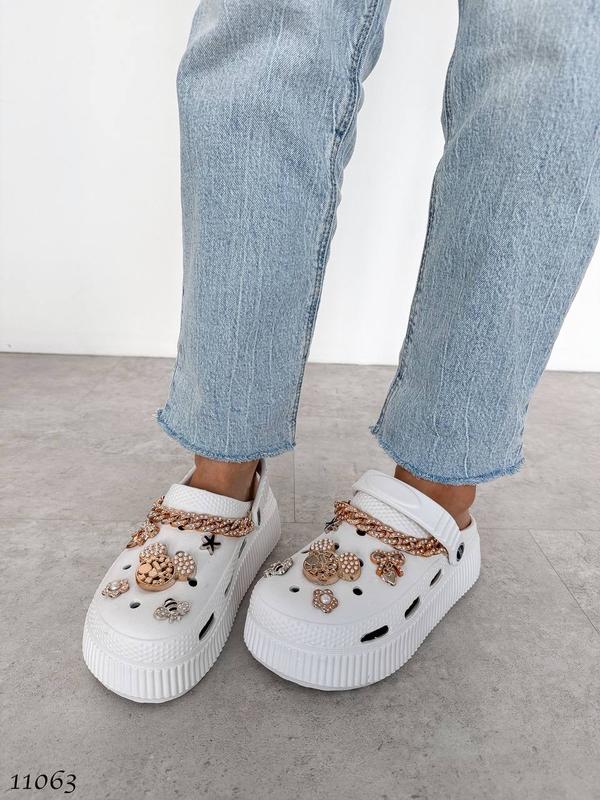 Крокси білі з джибітсами — ціна 1120 грн у каталозі Шльопанці Купити жіночі речі за доступною