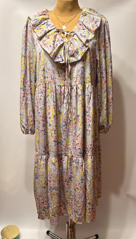 Квіткова сукня з рюшами — ціна 650 грн у каталозі Сукні міді Купити жіночі речі за доступною