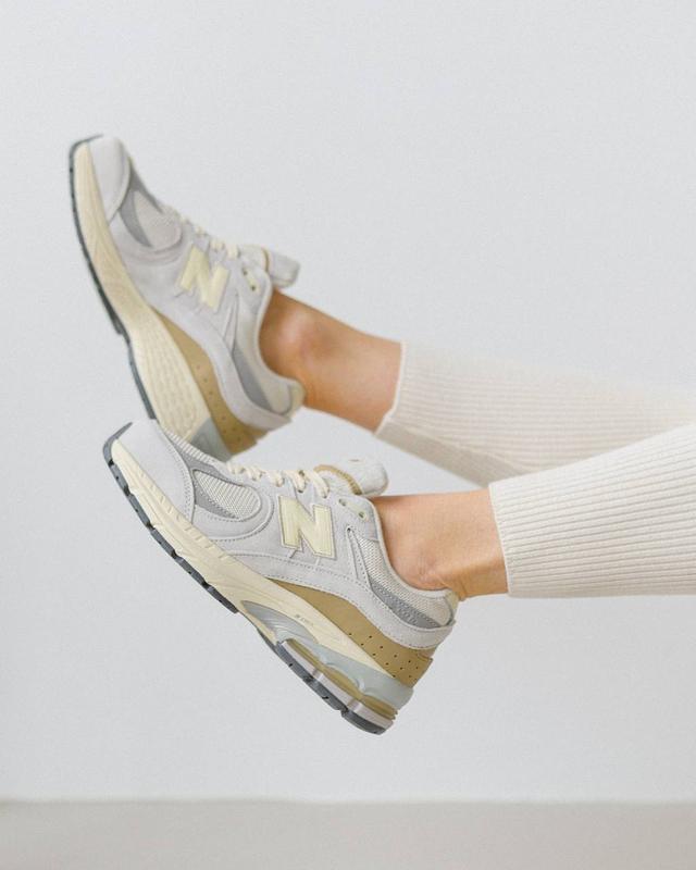 Жіночі кросівки new balance 2002r light grey brown — ціна 2150 грн у ...
