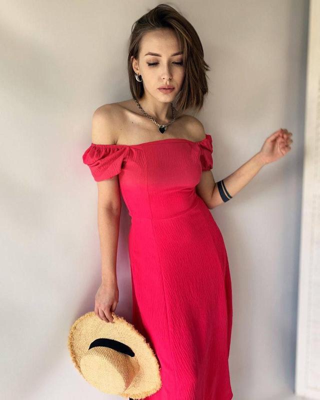 Сукня міді з короткими рукавами відкритими плечима приталена з розрізом по ніжці плаття синя