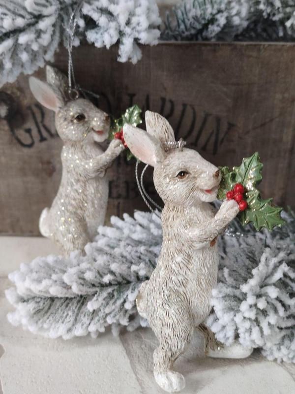 Статуетка підвіска керамічна зайка з ягідками H 12 см — ціна 245 грн у каталозі Статуетки