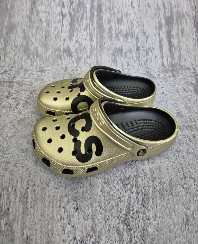Крокс класік клог лого золоті crocs classic metallic logo clog gold ...