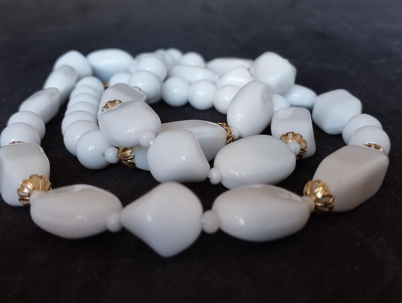 Біле жіноче намисто — ціна 180 грн у каталозі Кольє і намиста Купити аксесуари за доступною