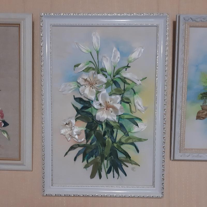 Картина вишита стрічками білі лілії — ціна 3300 грн у каталозі Картини Купити товари для дому та