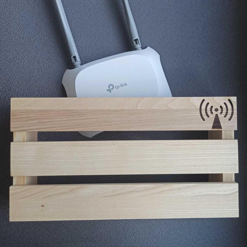 Полиця для Wi Fi роутера навісна з гравіюванням — ціна 550 грн у каталозі Полиці Купити товари