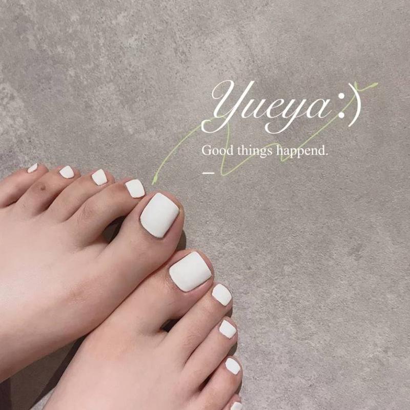 Накладные ногти 24 шт матовые для педикюра 24 клеевых стика или клей для типс — цена 185 грн