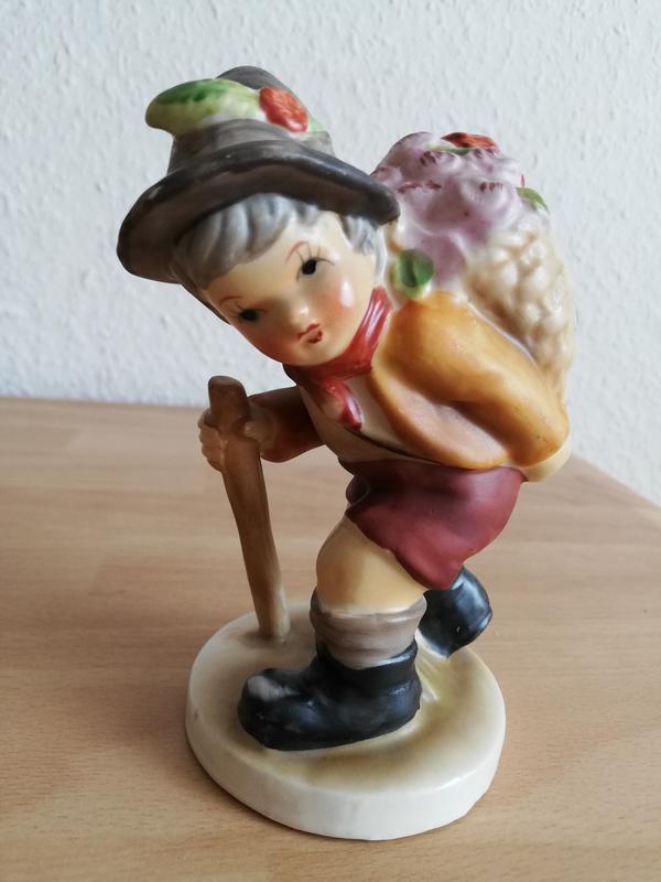 Статуэтка фарфоровая мальчик с корзиной — цена 420 грн в каталоге Статуэтки Купить товары для