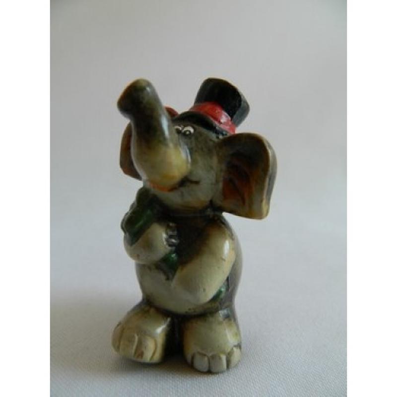 Статуэтка пластик слон в шляпе и с цветами — ціна 150 грн у каталозі Статуетки Купити товари для