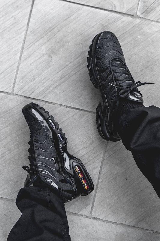 Black nike tn store