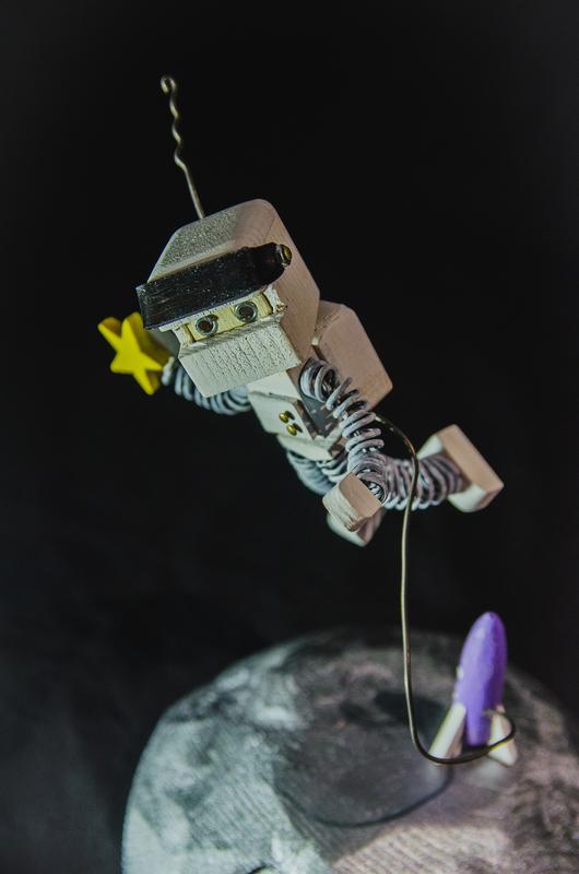 Декоративная деревянная фигурка космонавта статуэтка космонавт — цена 950 грн в каталоге