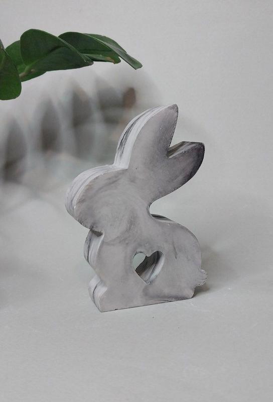 Гіпсова статуетка фігурка сірого зайчика серденько кохання — ціна 50
