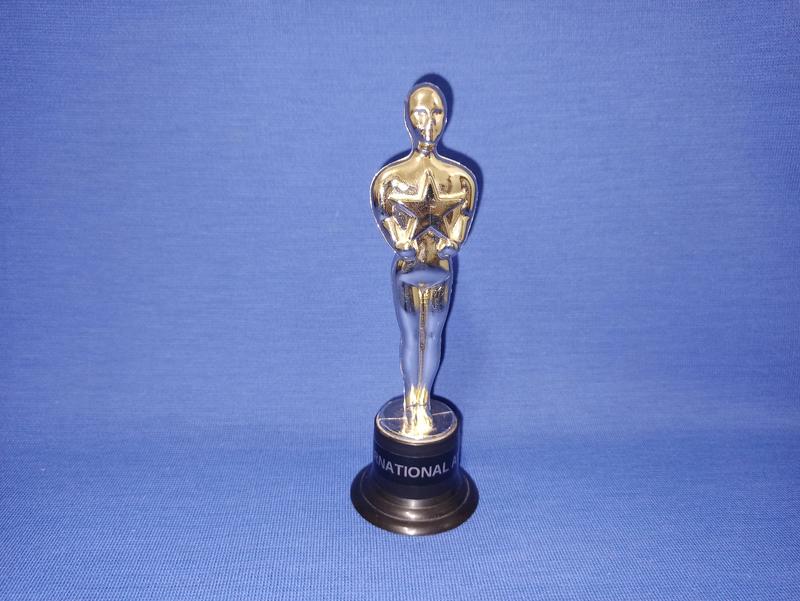 Статуэтка оскар винтажная пластиковая награда — цена 280 грн в каталоге Статуэтки Купить товары