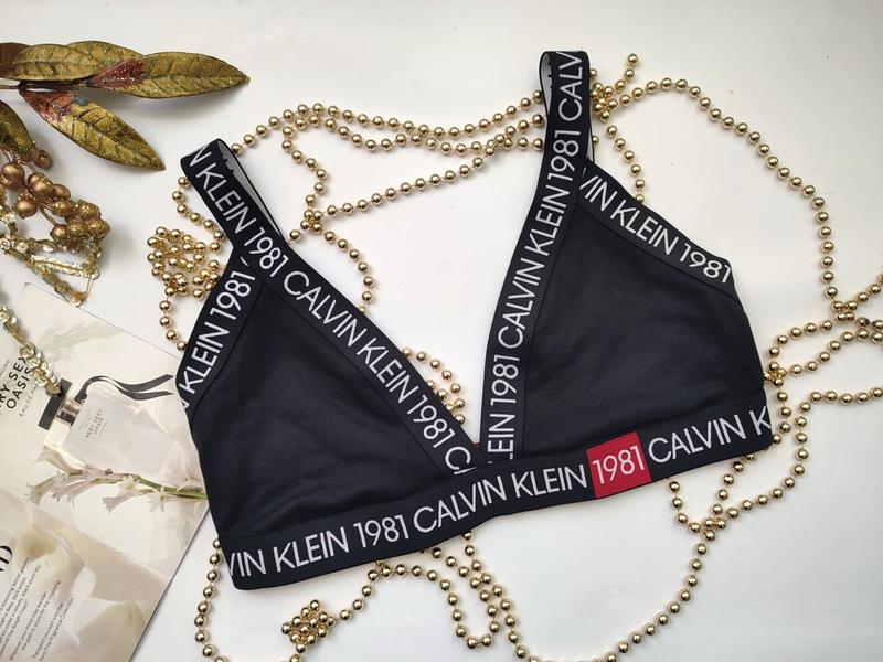 175823370 Camiseta blanca con estampado grafico de Calvin Klein Calvin klein xl 40 42 80c 80d 85a 85b 85c 90b 600