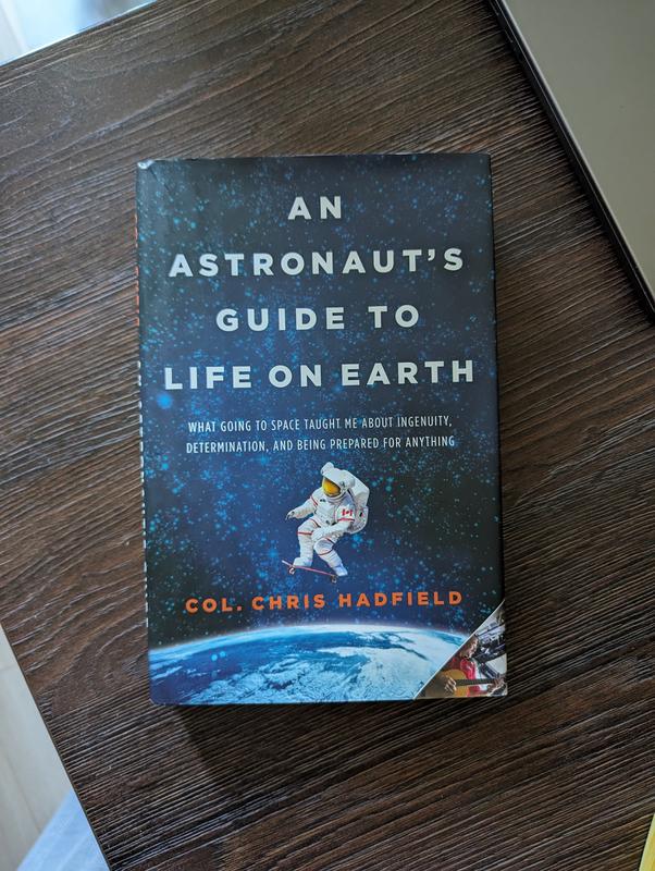 An astronaut's guide to life on earth книга руководство астронавта из ...