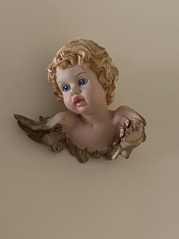 Декоративная статуэтка ангелок с пёрышками фигурка скульптура настенная украшение декор на стену