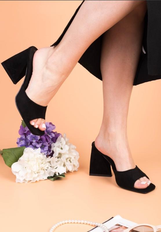 Стильные черные замшевые шлепанцы шлепки сабо на широком устойчивом каблуке модные — ціна 550