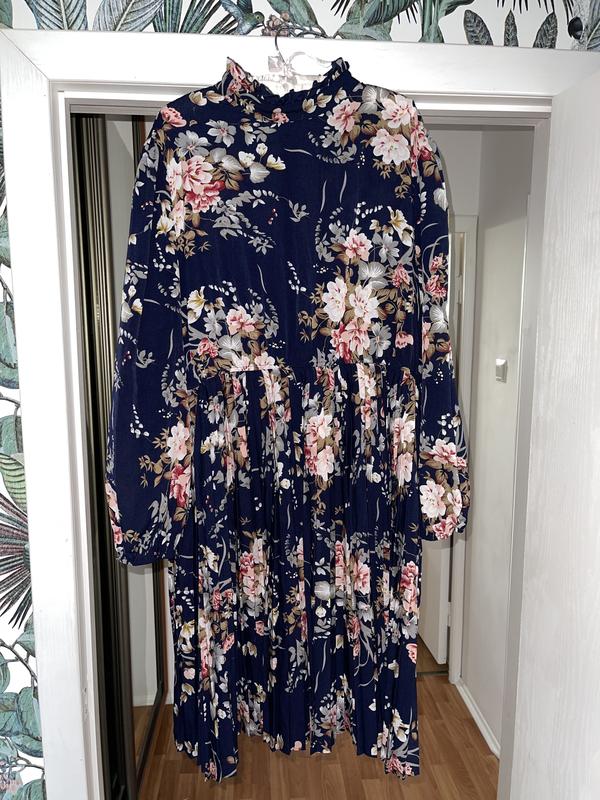 Ошатна сукня в квітковий принт Shein Curve 3 Xl — ціна 450 грн у каталозі Сукні міді Купити