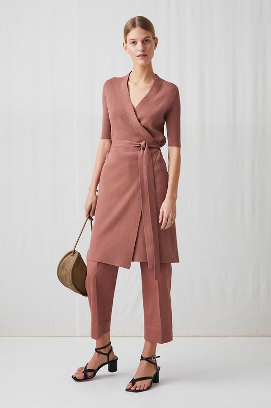 Сукня з поясом на запах в рубчик Arket Ribbed Wrap Dress Blush — ціна 700 грн у каталозі Сукні