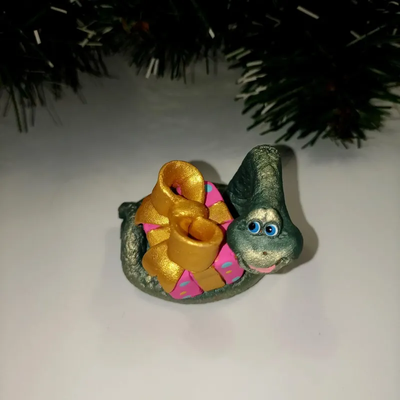 Статуетка змія с подарунком символ 2025 року ручна работа подарок — ціна 120 грн у каталозі