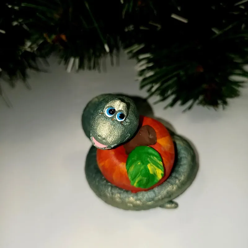Статуетка змія з яблуком символ 2025 року ручна работа амулет для спокуси подарунок — ціна 120