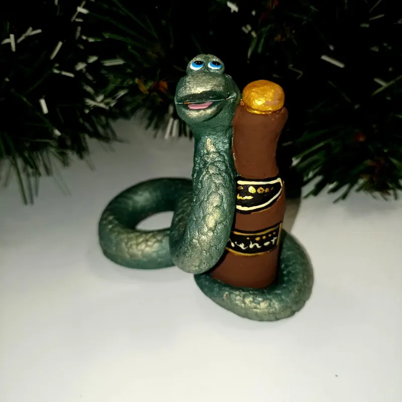 Статуетка змія з пляшкою символ 2025 року ручна работа новорічний подарунок подарунок — ціна 120