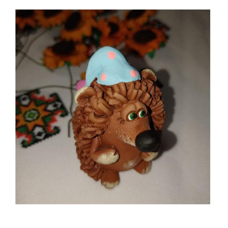 Статуетка керамічна їжачок в нічному ковпаку мініатюрне мистецтво подарунок — ціна 120 грн у