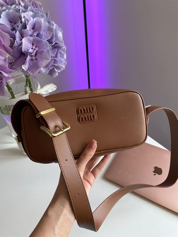 Коричнева сумка в стилі Miu Miu Nappa шкіряна кросс боді міу міу миу миу шоколад — ціна 3499 грн