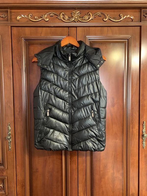 Жилетка стьобана утеплена з капюшоном нова — ціна 1650 грн у каталозі Жилетки Купити жіночі речі