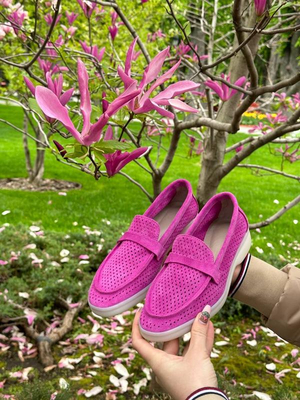 Женские лоферы из натуральной замши с перфорацией — цена 2300 грн в