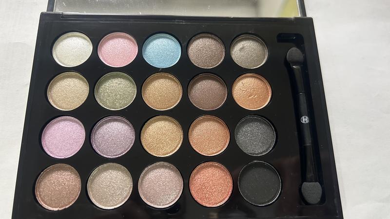 Тени — цена 350 грн в каталоге Тени для век Купить товары для красоты и