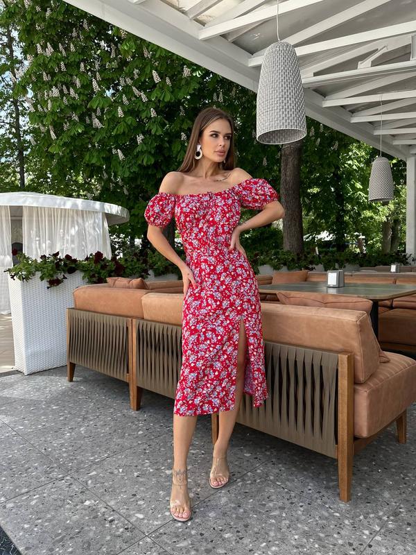 Літня сукня міді з розрізом на нозі з квітковим принтом — ціна 599 грн у каталозі Сукні міді