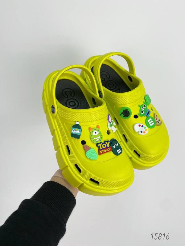 Крокси з наліпками у комплекті — ціна 940 грн у каталозі Аквашузи Купити жіночі речі за