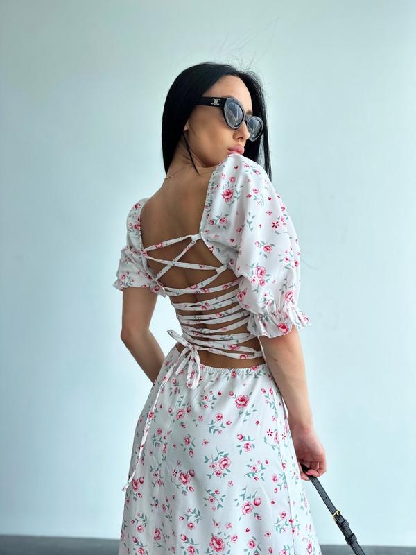 Сукня міді з розрізом та відкритою спинкою на шнурівці в квітковий принт — ціна 690 грн у