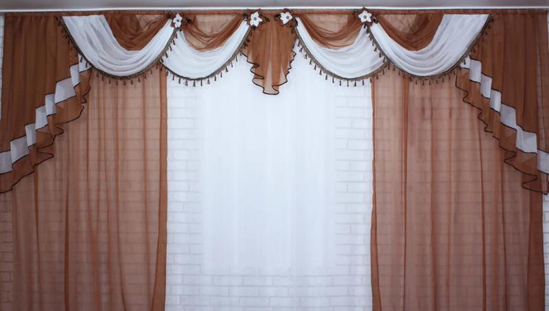 Комплект ламбрекен зі шторами із шифону на карниз 4 м колір коричневий із білим — ціна 2420 грн
