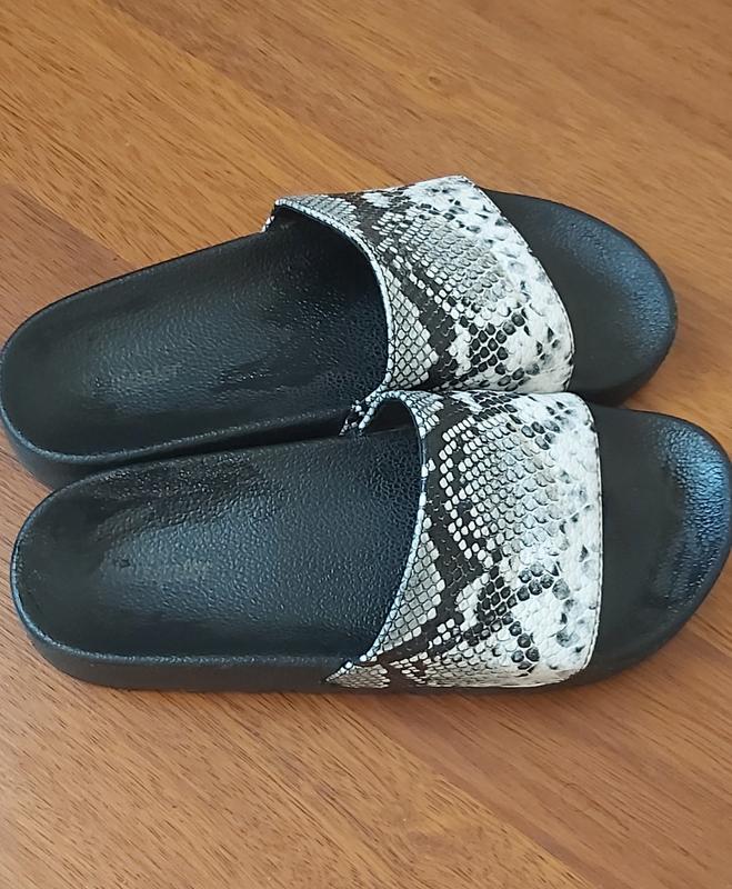 Красиві шльопанці — ціна 250 грн у каталозі Шльопанці Купити жіночі речі за доступною ціною на