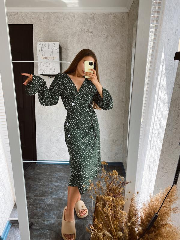 Зелена сукня в квіти міді назапах — ціна 718 грн у каталозі Сукні міді Купити жіночі речі за