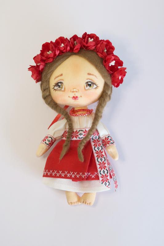 Це текстильна мініатюрна лялька у національному українському одязі — ціна 380 грн у каталозі